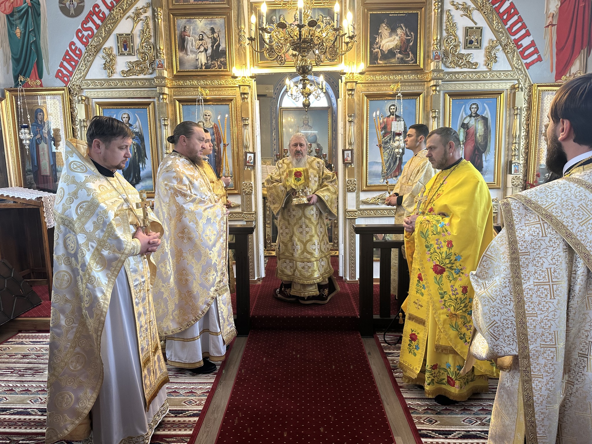 În Duminica Izgonirii lui Adam din Rai, Mitropolitul Petru al ...